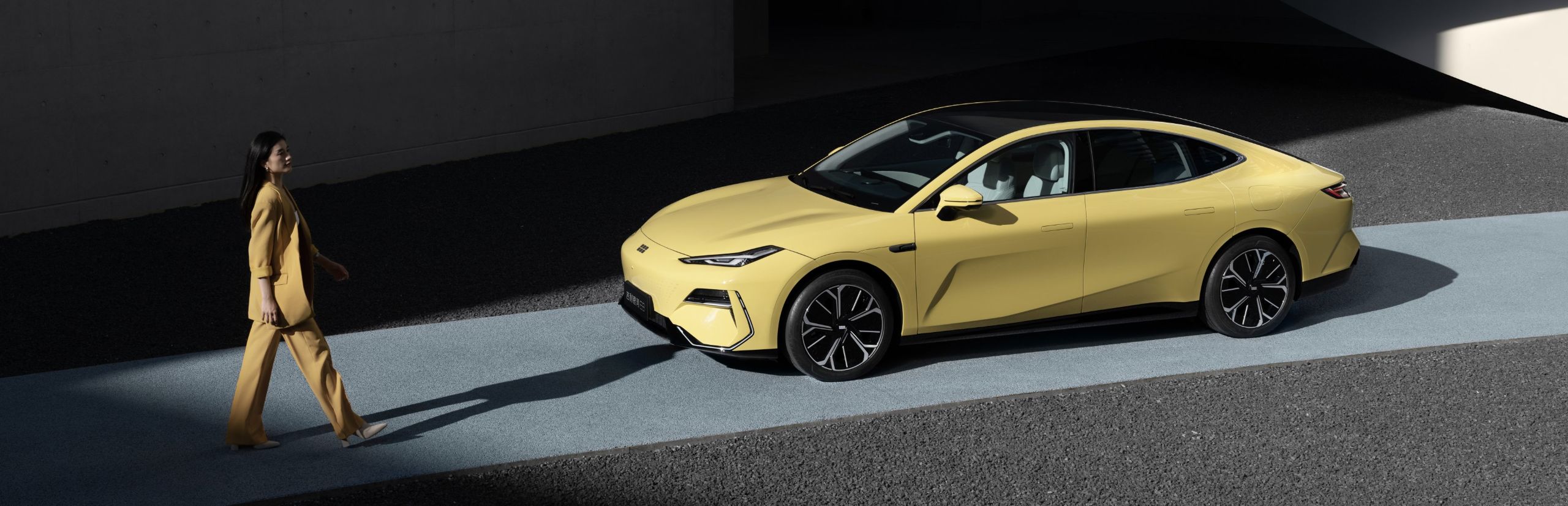 مواصفات جيلي E8 موديل 2025 بجميع الفئات وأبرز المميزات والعيوب