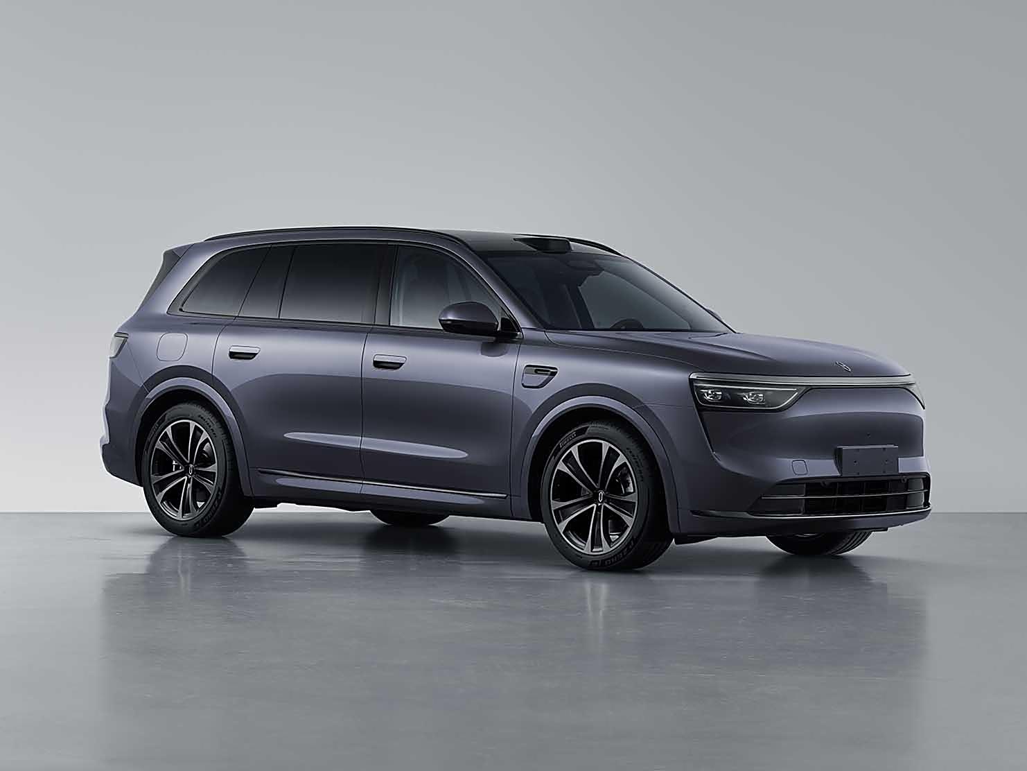 2025 AITO M8 Executive Luxury SUV with Display Enabled Taillights