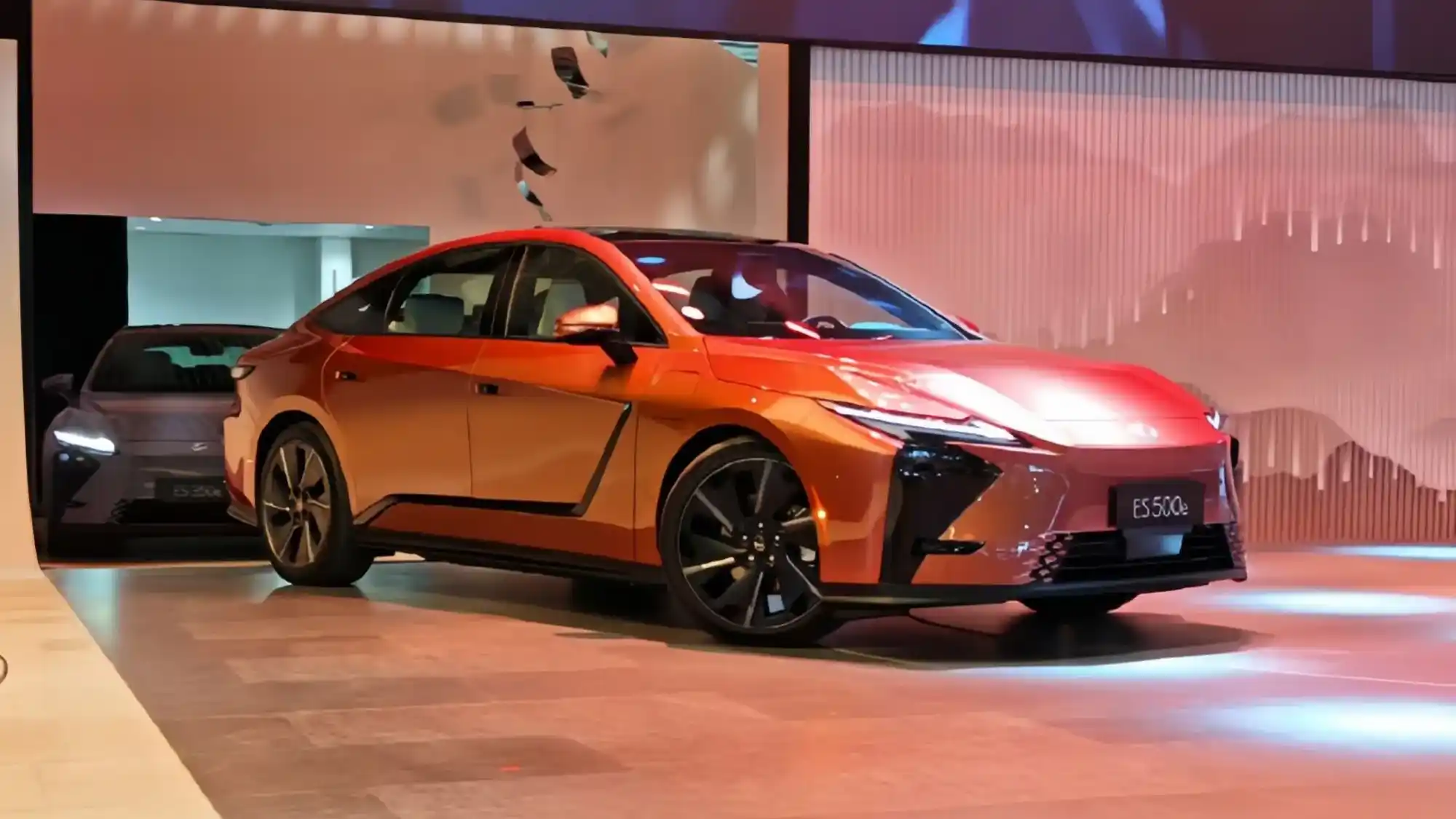 GCC Auto Week Unveils Lexus ES 2026 and Mercedes Debuts 65 Inch Display